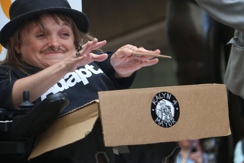 輪椅運動營的 Kalyn Heffernan 談論 Meow Wolf 和 Scoring Phamaly 的愛麗絲夢遊仙境 | 無障礙文章 ...